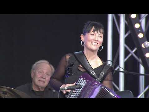 STEPHANIE RODRIGUEZ le Medley  \