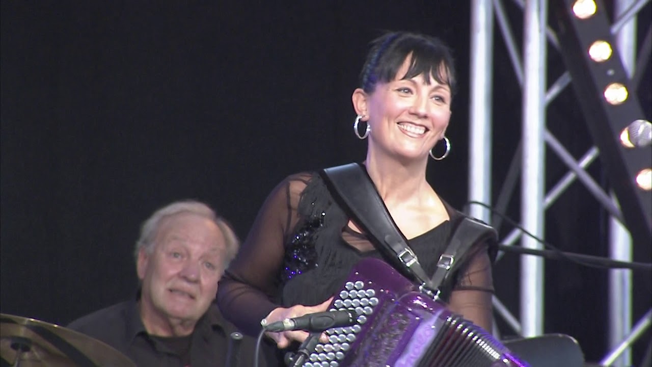 STEPHANIE RODRIGUEZ le Medley "L accordeon c est ma passion" , "Chapeau ...