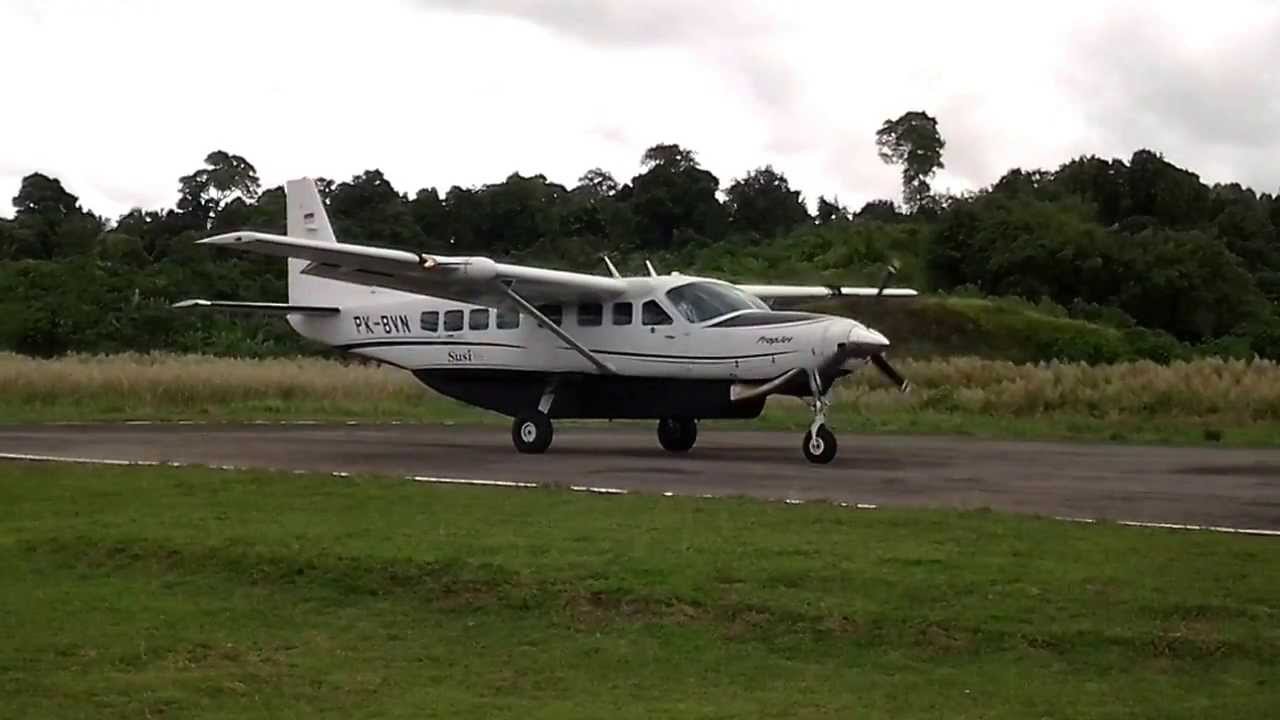 Susi Air - Cessna Grand Caravan Landing at Mentawai - Rokot Airport ...
