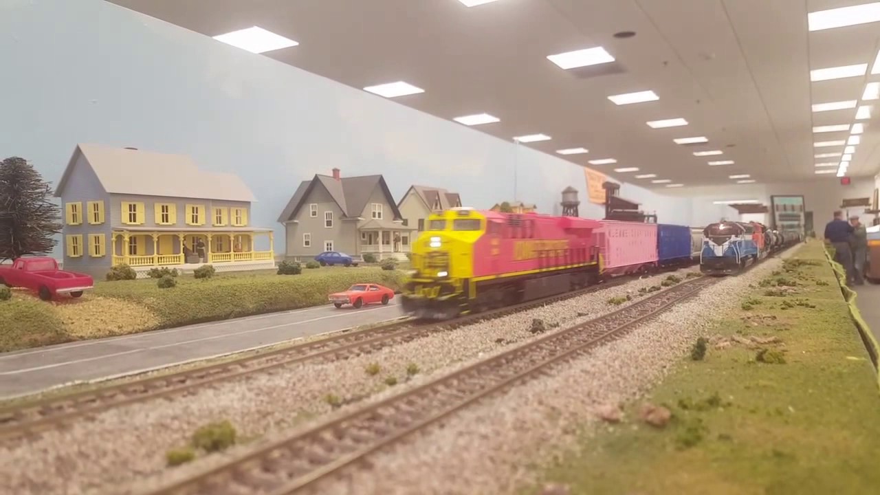 Iowa Interstate 516 HO scale running at the train club - YouTube