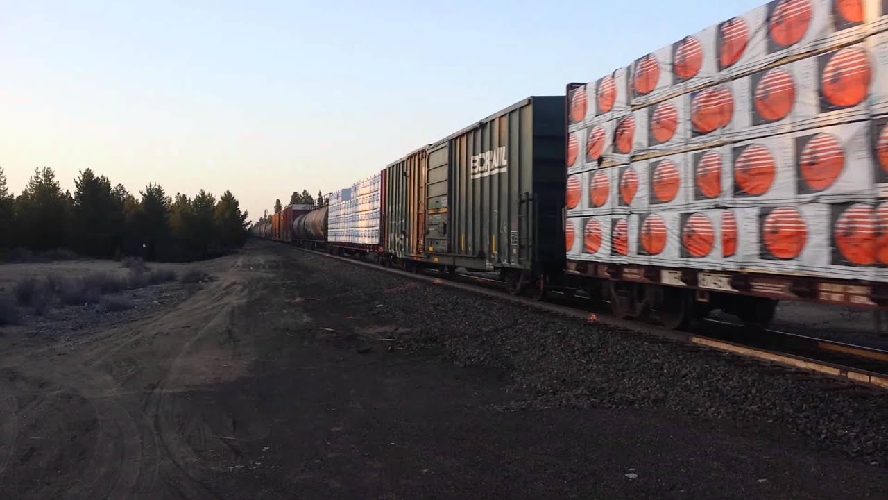 BNSF 4067 SB with a cool lashup - YouTube