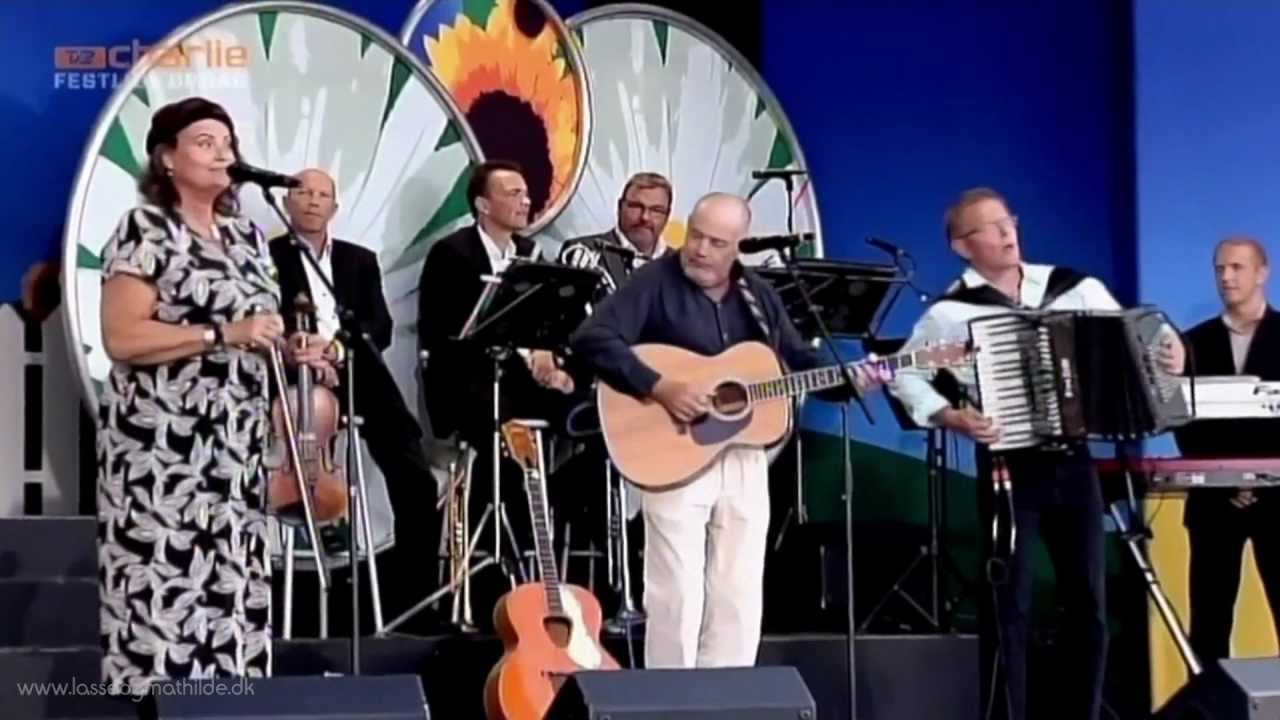 Lasse & Mathilde - Vi Mødtes En Aften (Live) - YouTube