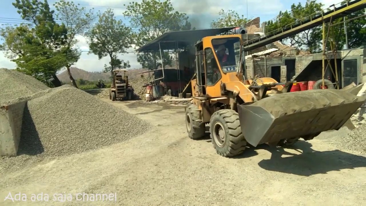 Aksi Operator Loader di tempat penggilingan batu - YouTube