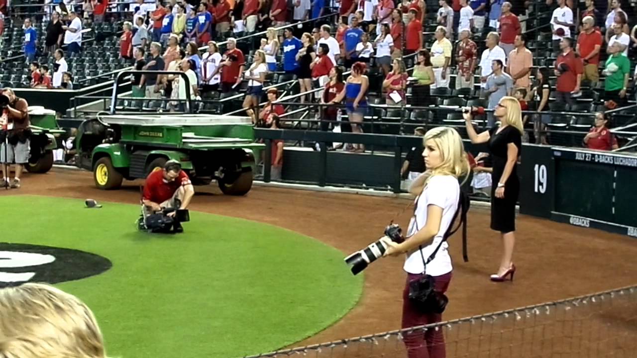 Julia Sanders singing for the Diamondbacks - YouTube
