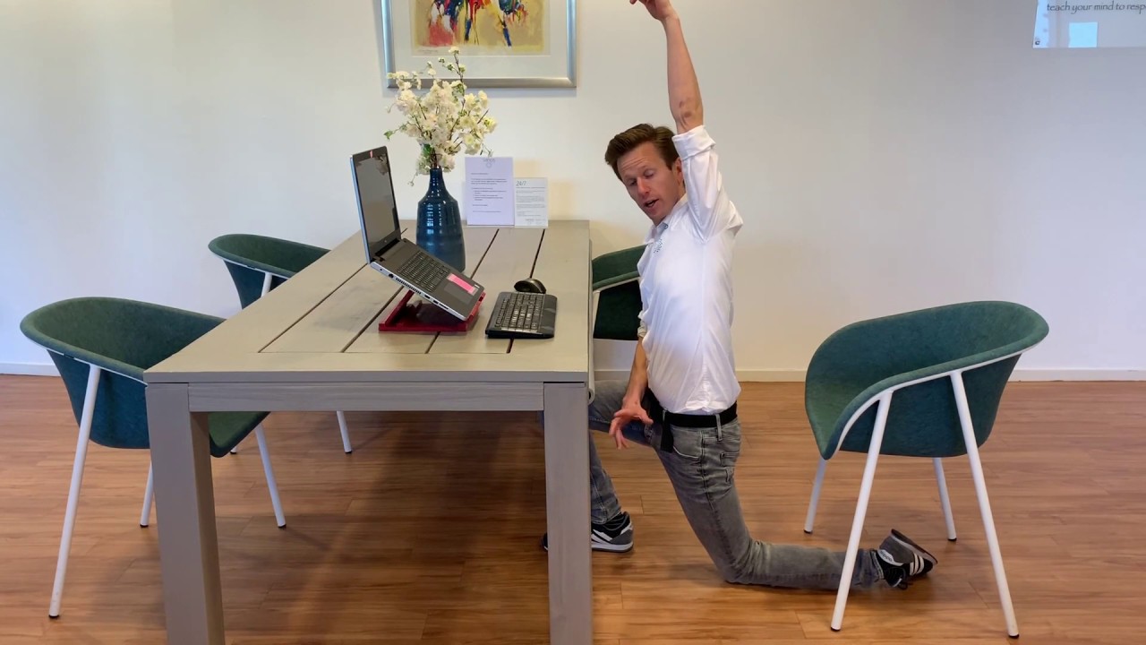 Oefeningen voor achter je bureau - YouTube