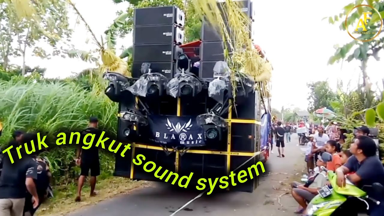 Armada truk mengangkut sound system saat karnaval - YouTube