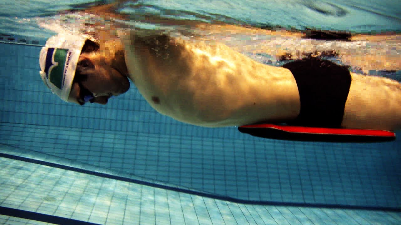 natation éducatif papillon 1 planche sous le bassin - YouTube