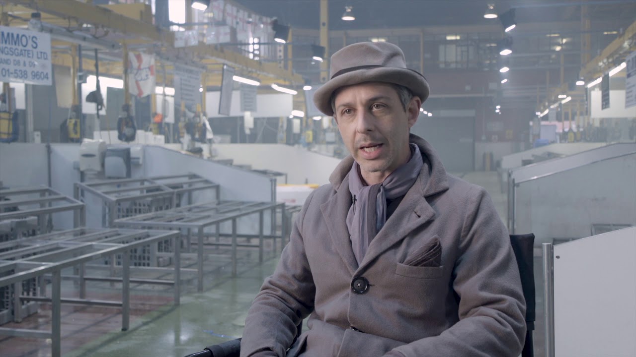 Jeremy Strong Talks Playing Matthew in The Gentlemen - YouTube