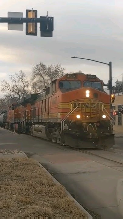 BNSF 4687 leads a manifest with a fakebonnet Dash 9 - YouTube