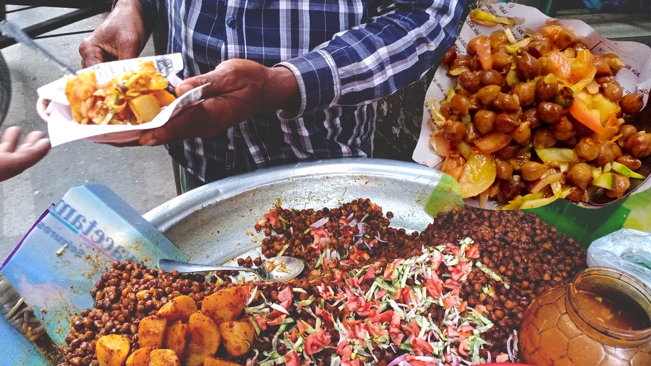 This Man Sells Extremely Famous Clean Egg Chana Masala Chaat ...