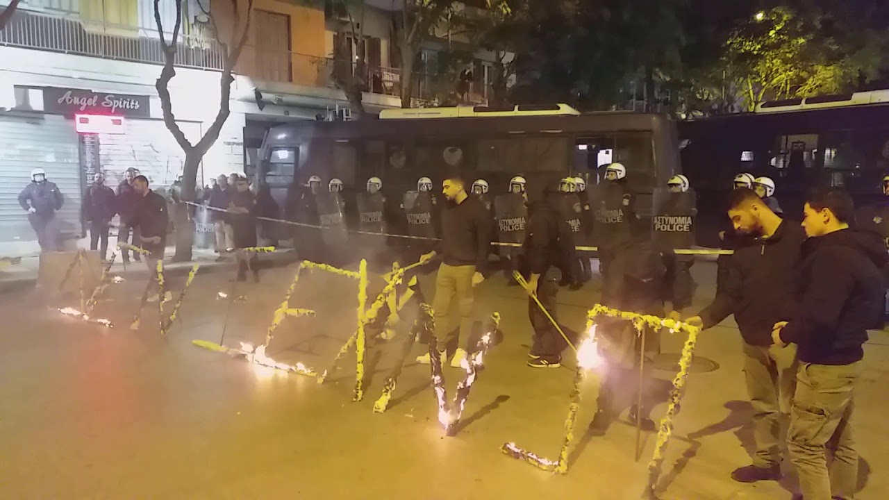 Κύπριοι εξω απο το Τουρκικό Προξενείο - YouTube