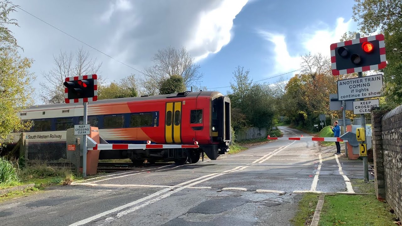 Christmas Countdown Day 21 Wylye Level Crossing (Wiltshire) (25.10.2020 ...