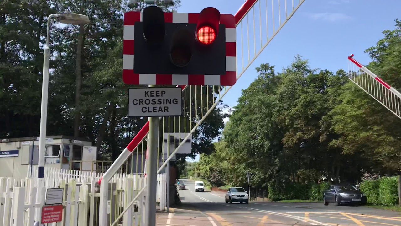 Rufford Station Level Crossing (Lancashire) Saturday 17.08.2019 - YouTube
