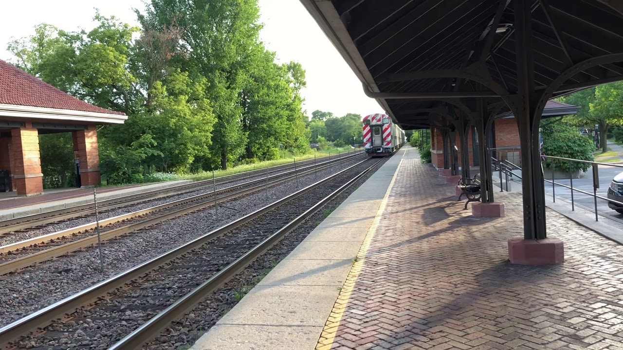 Outbound Metra 214 Meets Inbound Metra 113 Express at Riverside IL ...
