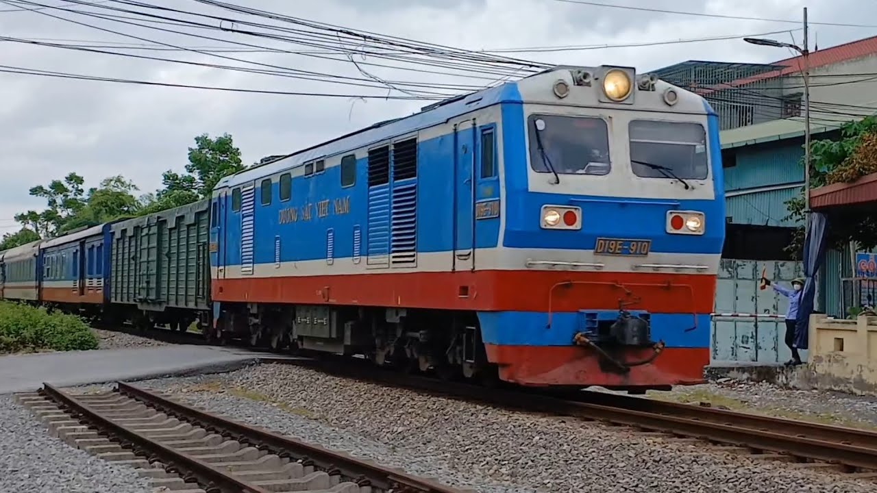 D19E-910 kéo tàu SE8 vào ga Ninh Bình ( 16:39 15/7/2024 ) - YouTube