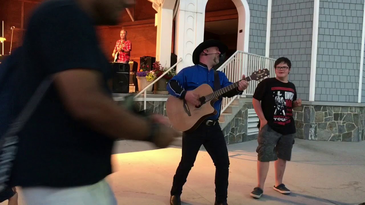 Kevin White (Garth The Ultimate Tribute) - YouTube