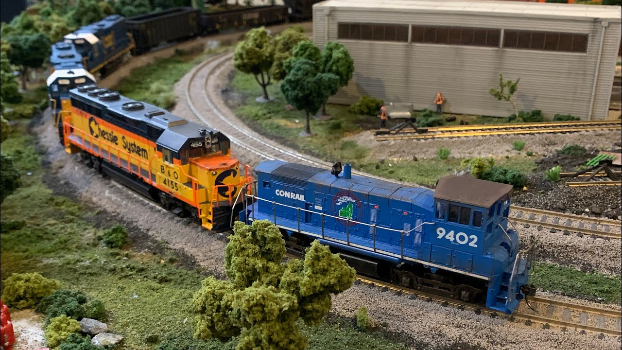 CSX local comes through town with 4 locomotives (Ho scale) - YouTube