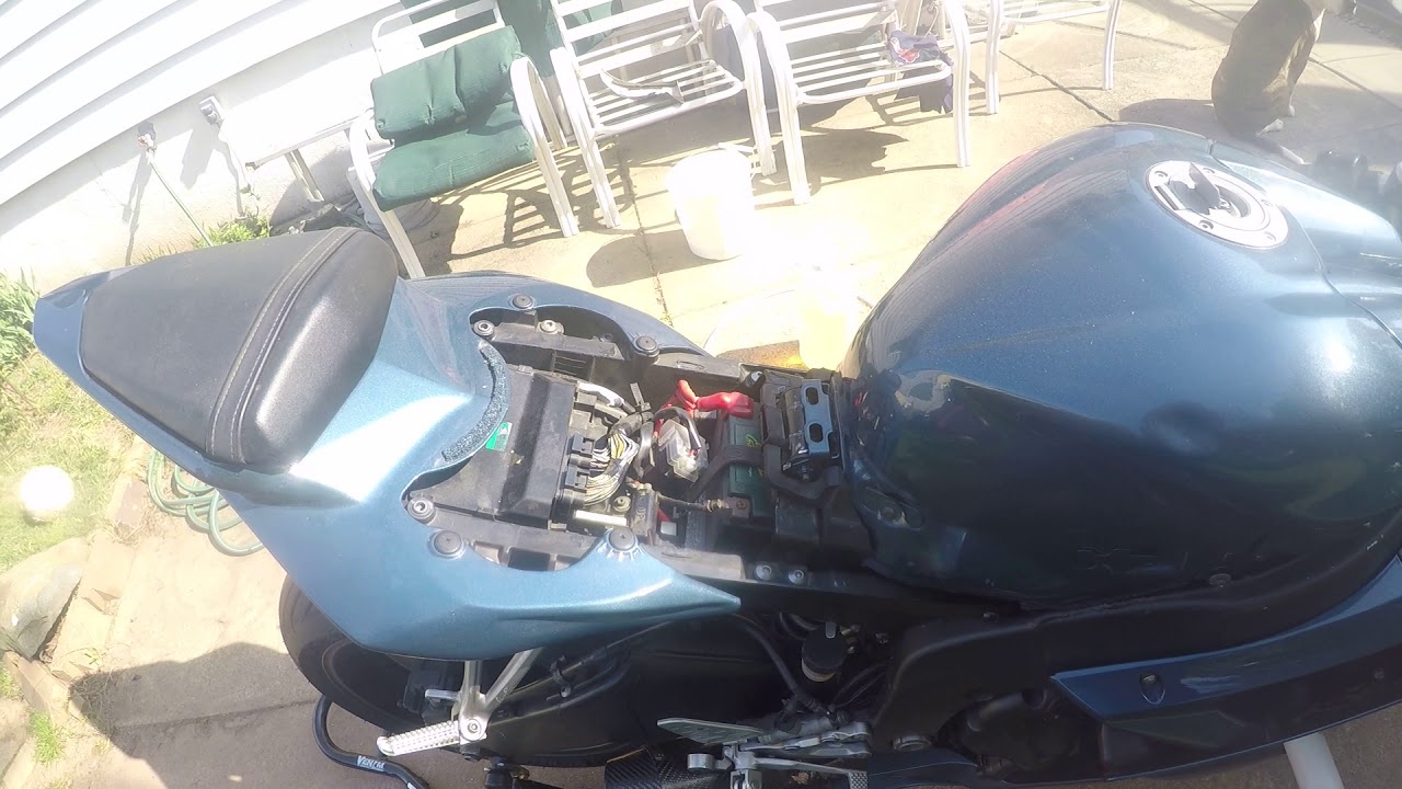 Yamaha YZF R6 2006- 2016 How to remove The fuel tank - YouTube