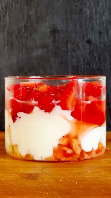 Strawberry Shortbread Yogurt Pot - YouTube
