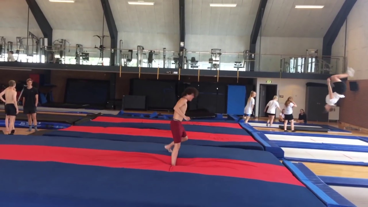 Anton Rydahl & Johan Juul - Vejstrup efterskole 2016/17 - YouTube