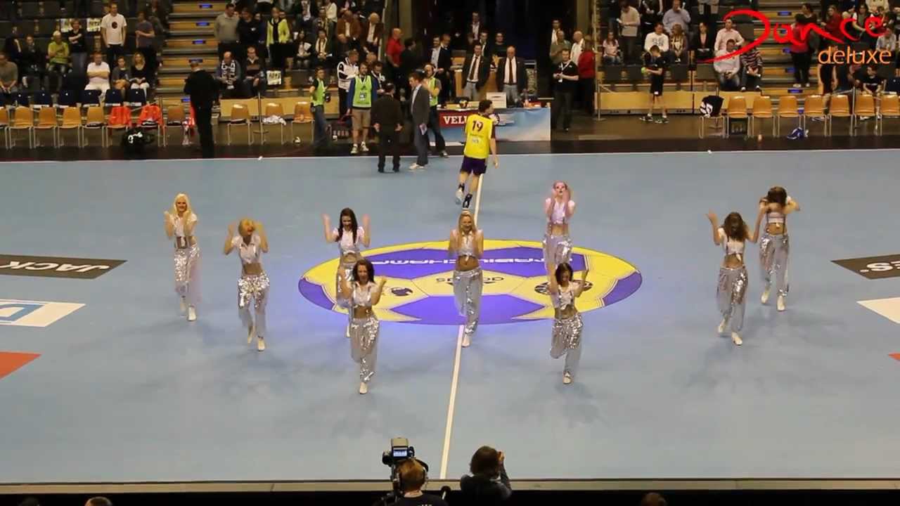 Dance Deluxe tanzt zu "Welcome To Saint Tropez" - YouTube