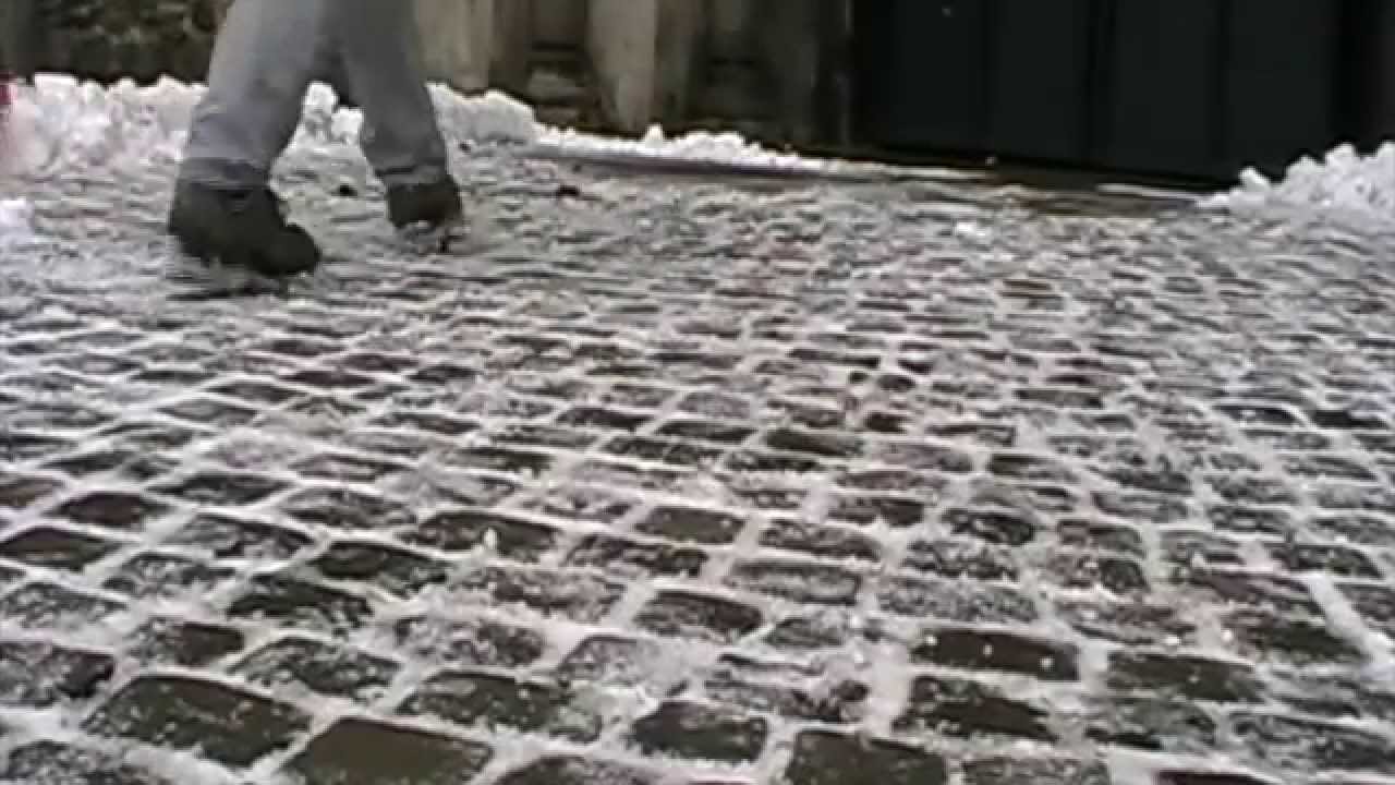 SCHNEEADE-Test: Schnee auf Kopfsteinpflaster - YouTube