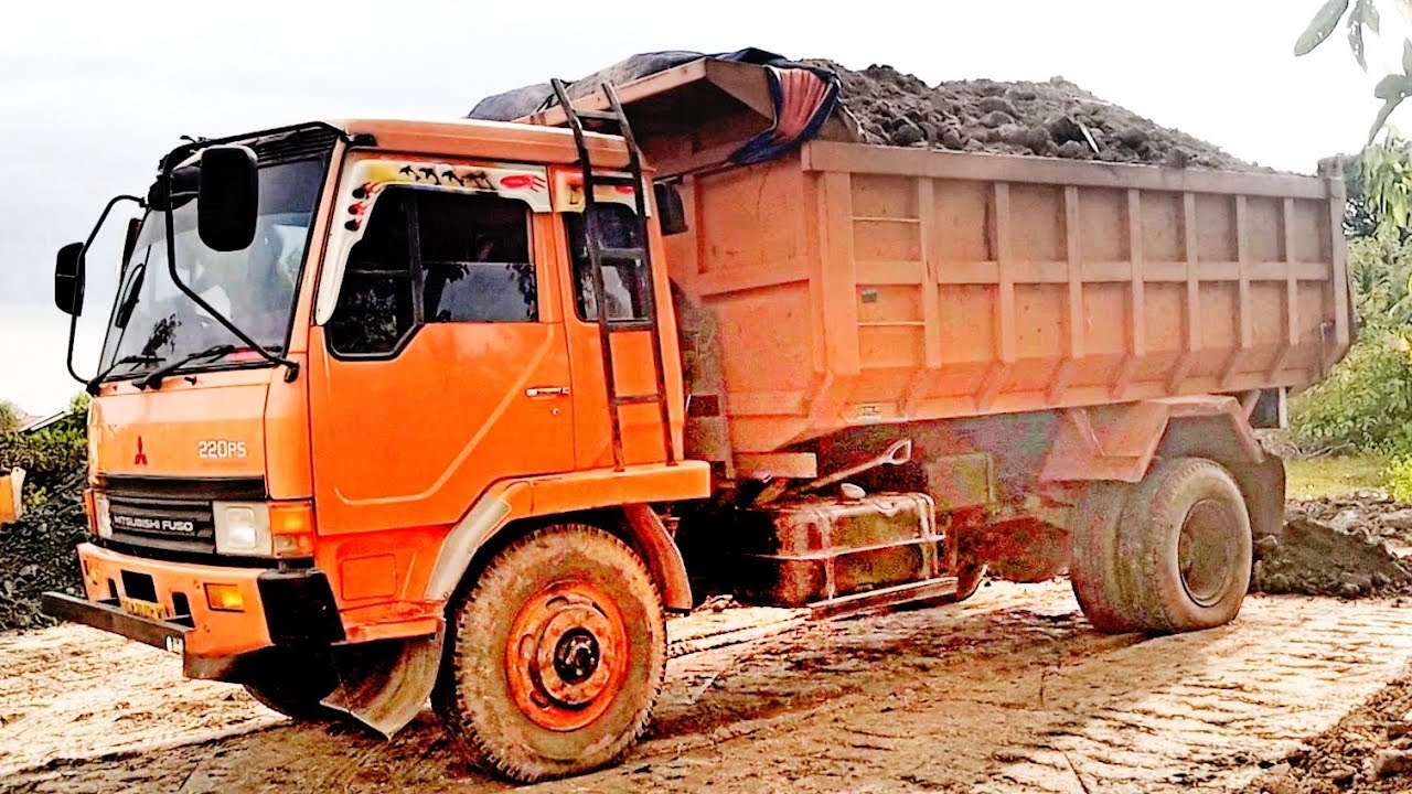 Dump Truk//Mobil Truk Besar Mitsubishi Overloaded Bongkar Muatan Cadas ...