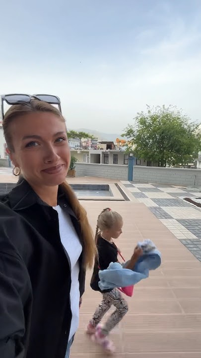 Алиса показывает свою покупку Youtube