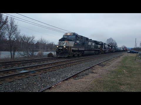 NS 9921 C40-9W Leads H73 through Macungie with Nice K3LA! 3/15/25 - YouTube