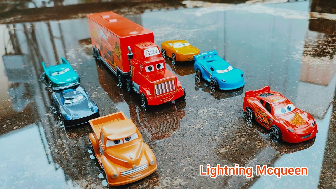 Disney Pixar Cars fall into the water: Lightning McQueen, Mater ...