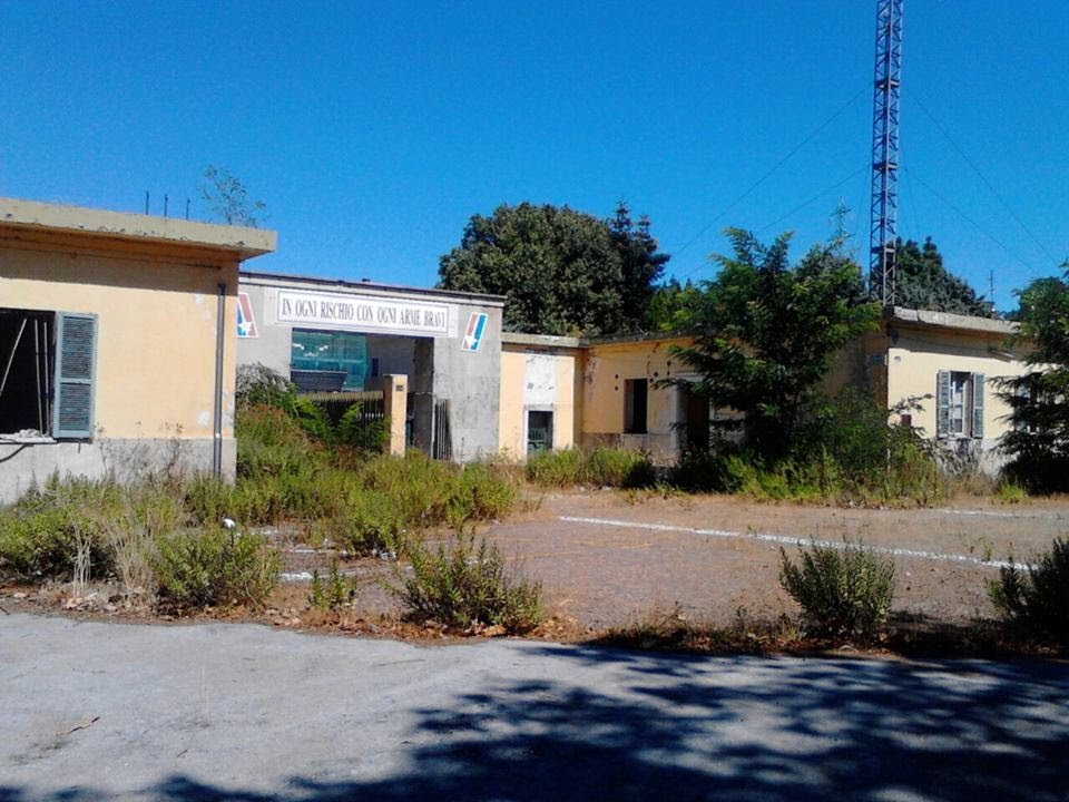 Lo scandalo delle caserme dismesse abbandonate al degrado - YouTube