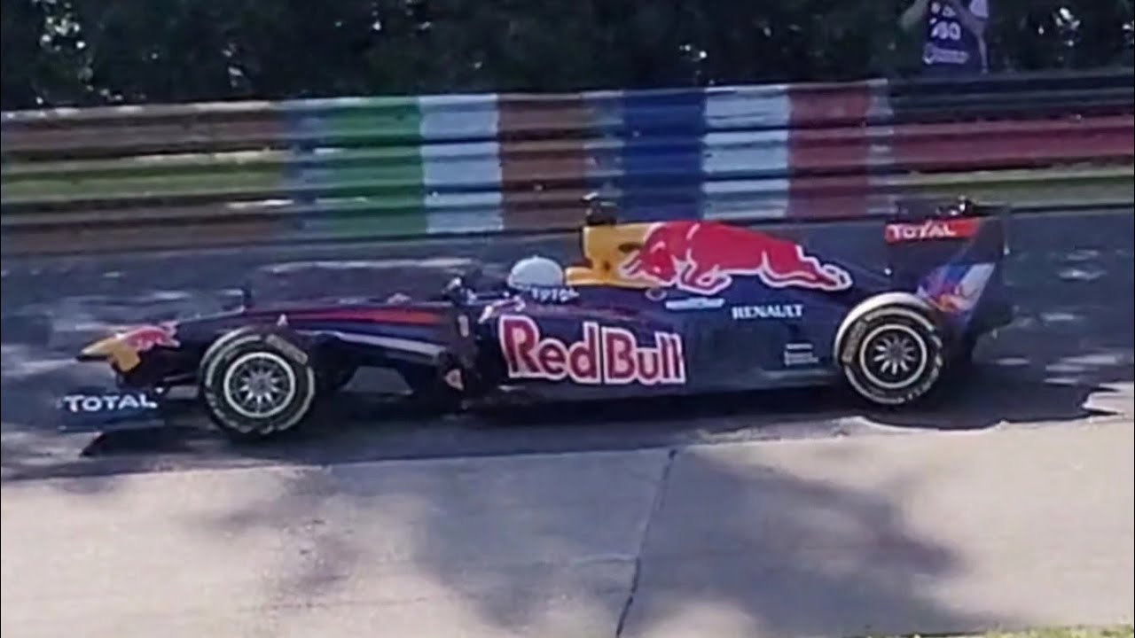 Sebastian Vettel fährt auf der Nordschleife durchs Carraciola Karussel ...