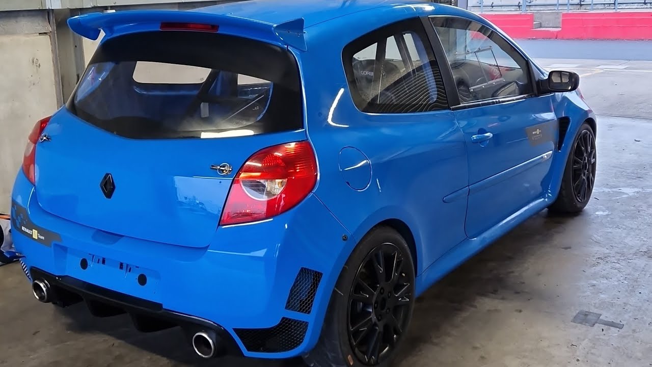 CLIO 197 | Lap around Donington Park - YouTube