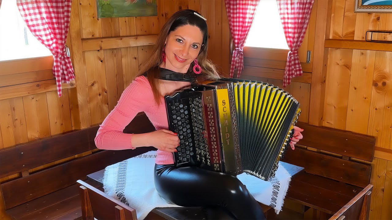 Claudia Hinker spielt SAULEDER DU auf ihrer Steirischen Harmonika ...