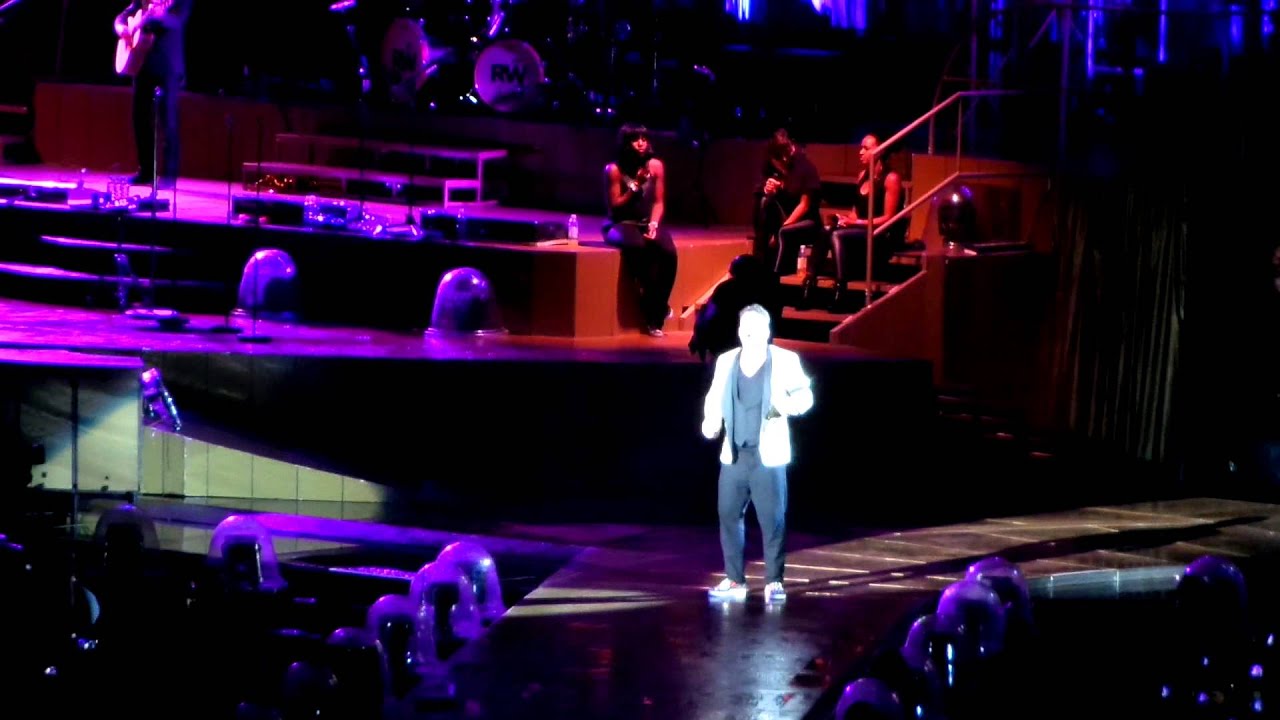 Robbie Williams - Sexed Up & singing to crying fan live in Zagreb 2013 ...