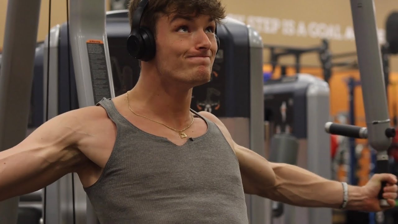 Bodybuilder tries basketball - YouTube