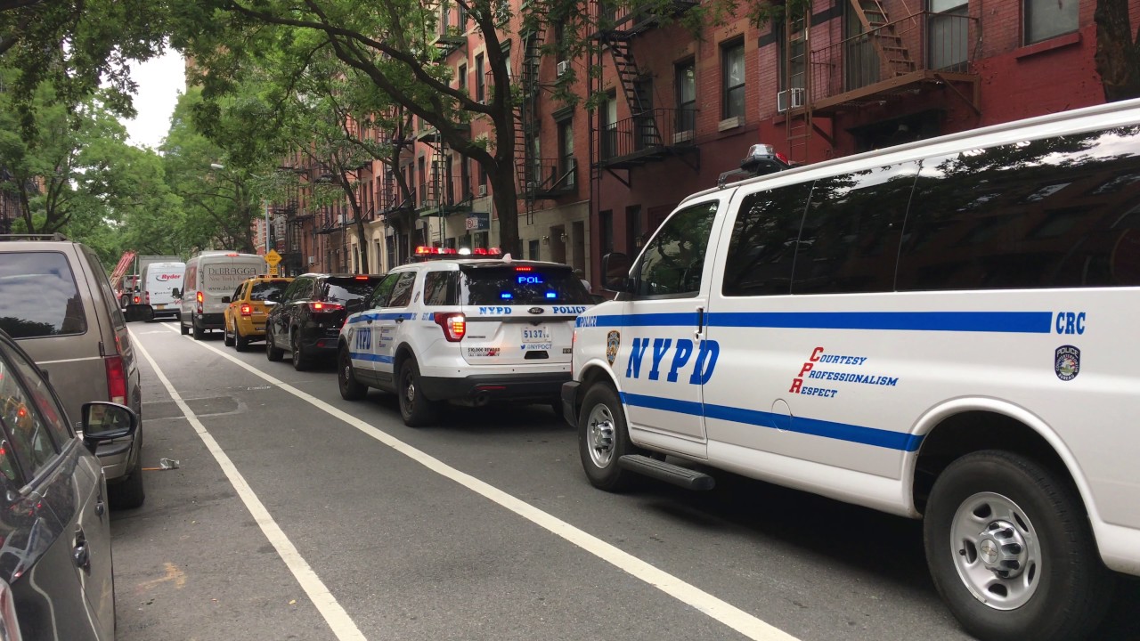 NYPD stuck in standstill traffic using multiple sirens - YouTube