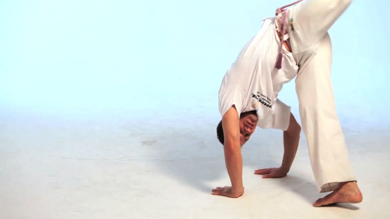How to Do the Meia Lua de Compasso | Capoeira - YouTube