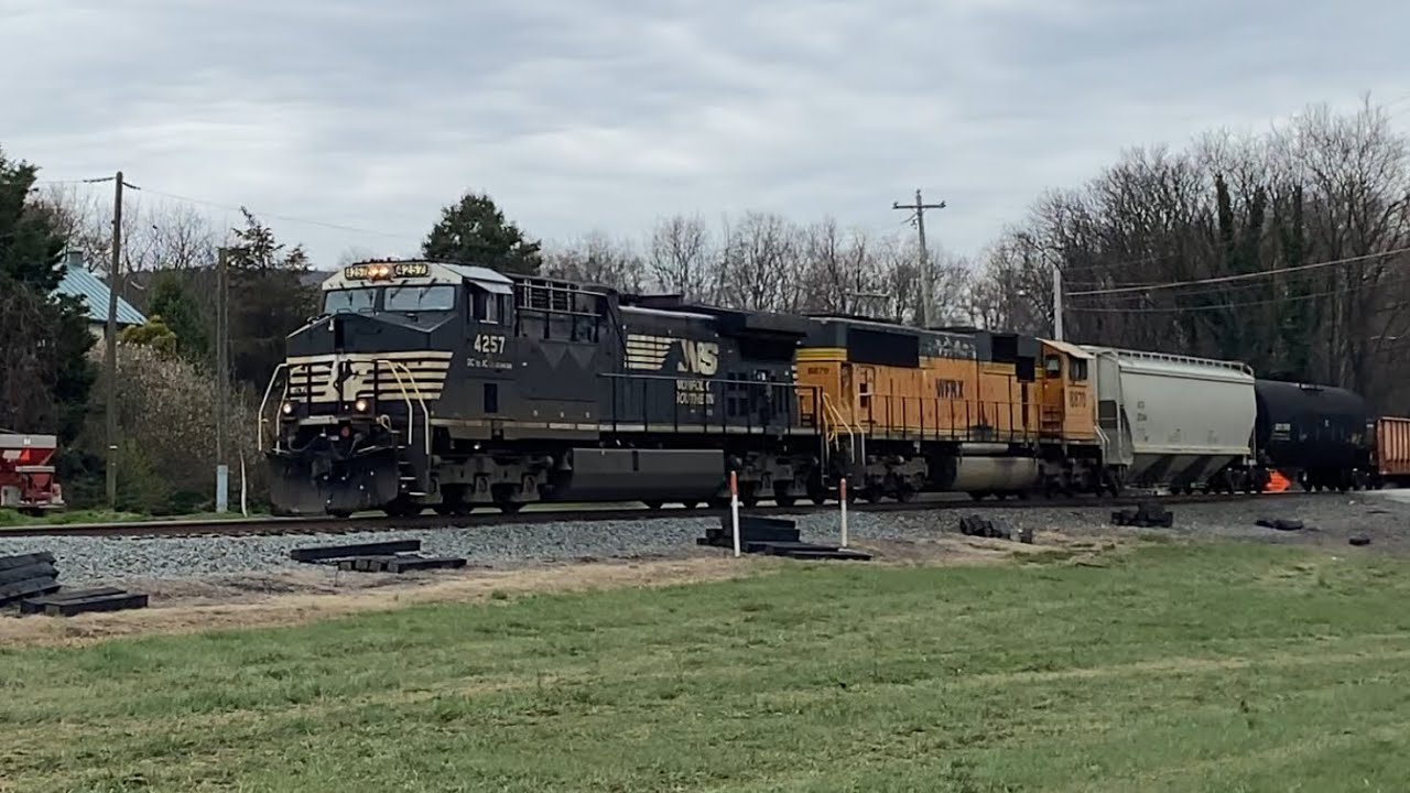 NS 12Z With An WFRX MAC And An Awesome Horn Salute! - YouTube
