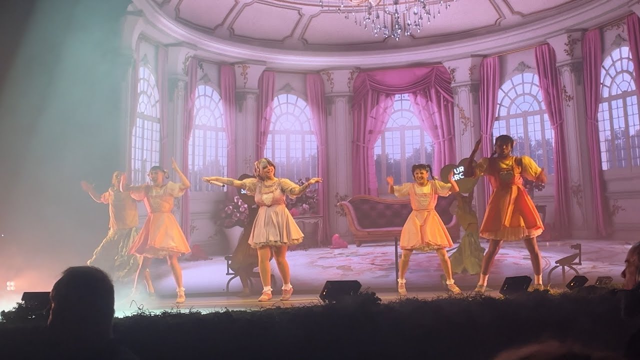 Melanie Martinez - High School Sweethearts Live at Atlas Arena Łódź Oct ...