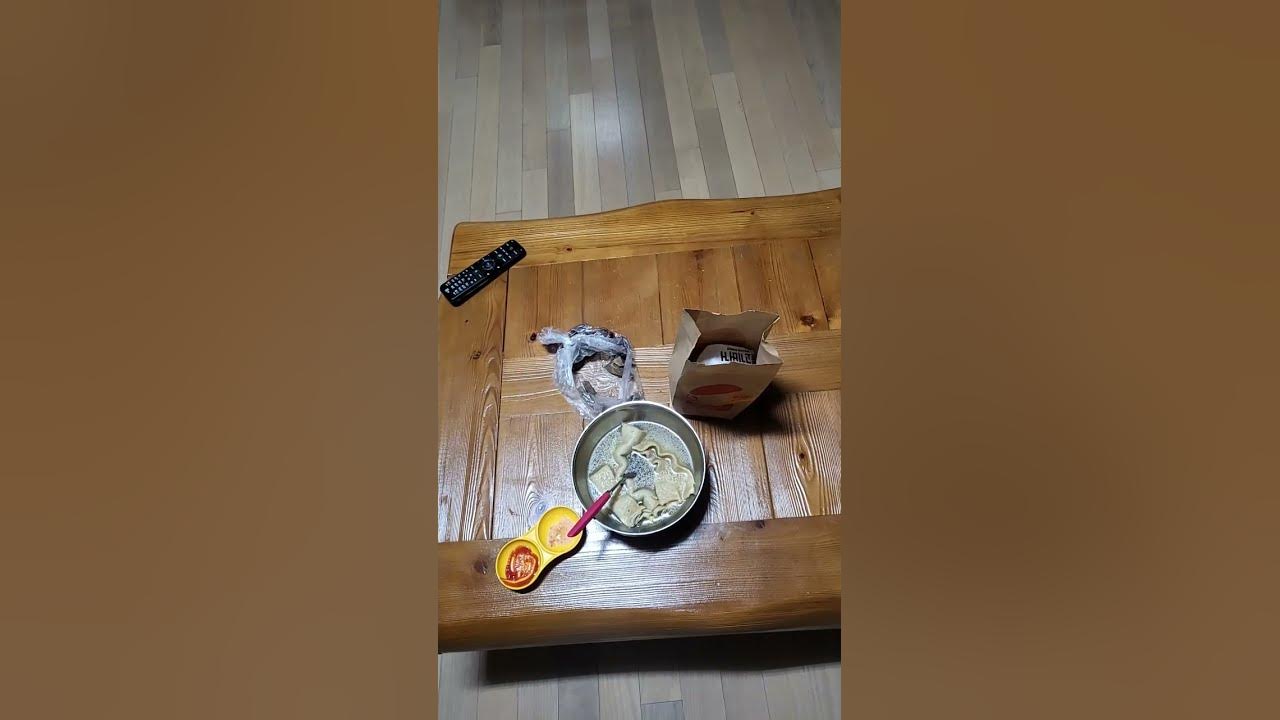 야식 형제오뎅 오뎅과순대 롯데리아햄버거 새벽한시에 시끄러워서 잠이 깨보니 랑님과 딸랑구가 야식을 먹고있네요 ㅋㅋ Youtube