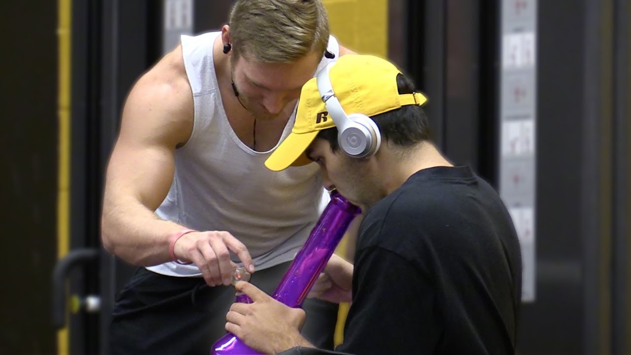 HITTING BONG IN THE GYM PRANK! - YouTube