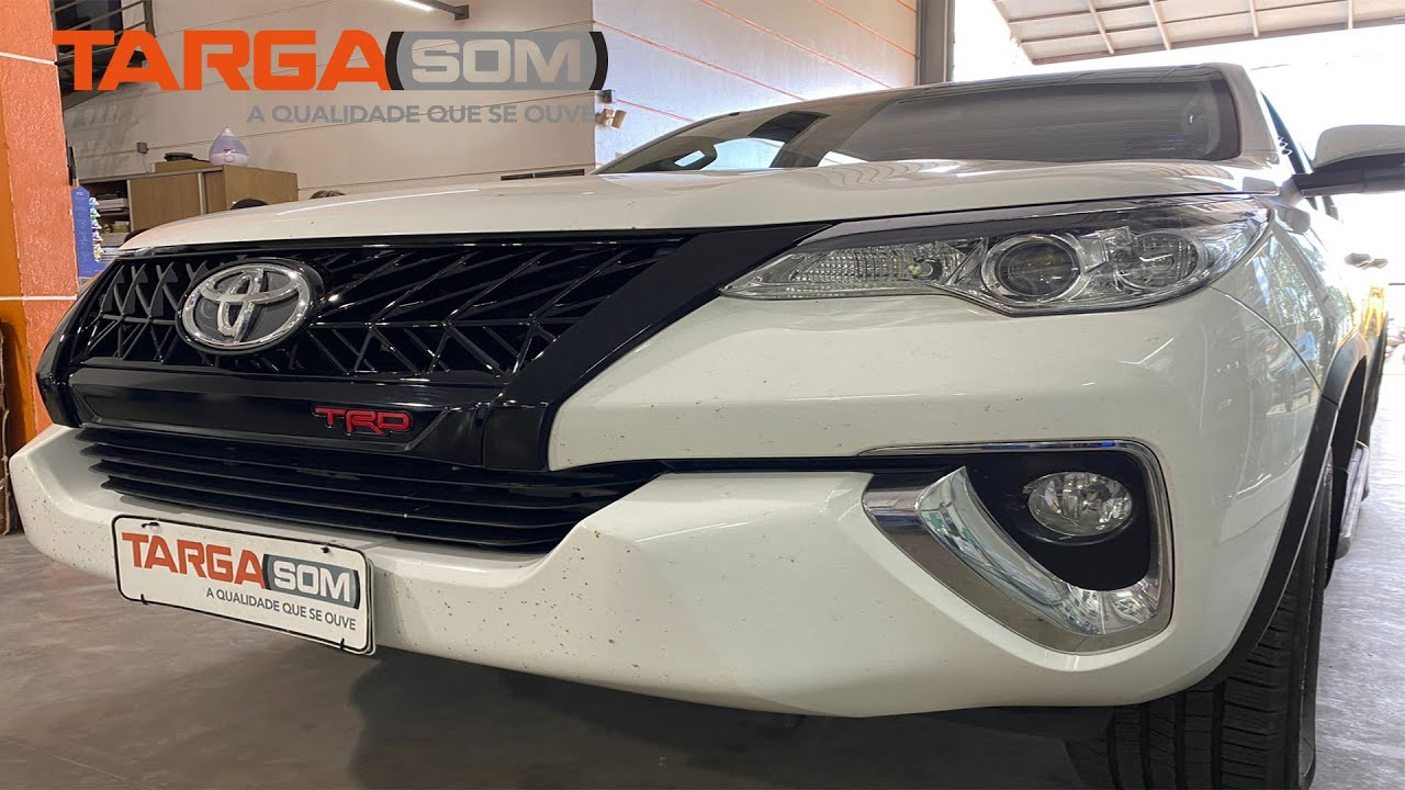 GRADE FRONTAL BLACK PIANO PARA SUA TOYOTA SW4 - YouTube