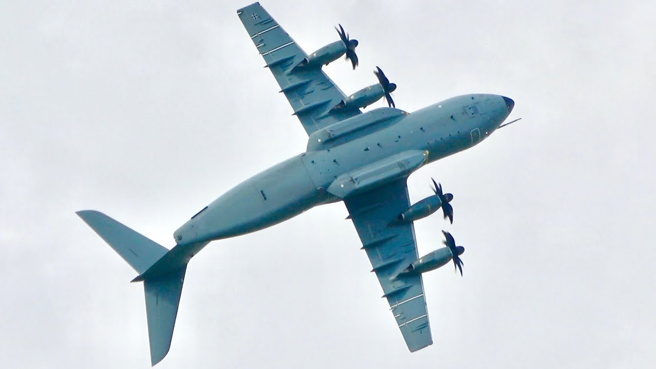 SPECTACULAR MANOUVERS! Luftwaffe Airbus A400M Flying Display at ...