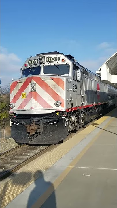 Caltrain F40PH-2CAT No.901 - YouTube