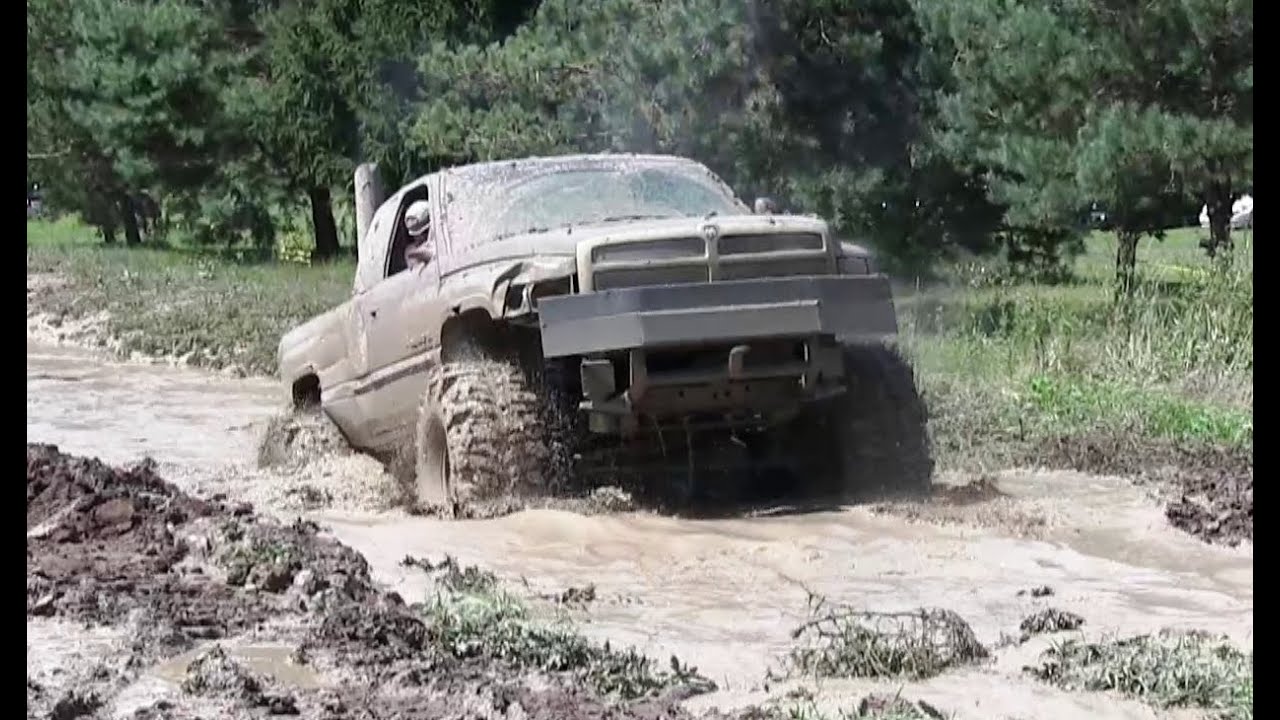 Dodge Pickup Mudding At Melbourne Mud Madness Aug 2016 - YouTube