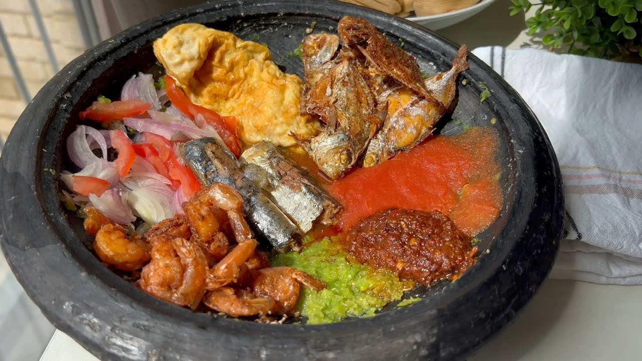 Accompagnement de dokounou sauce de kenkey - YouTube