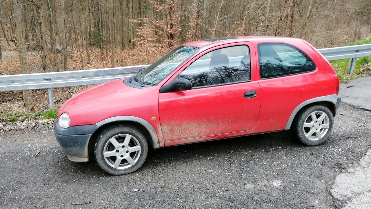 Lost Places verlasserner alter roter Opel Corsa an der Autobahnausfahrt ...
