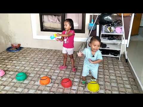 Rara dan Ali meletuskan balon yg berisi air sambil bernyanyi Daddy Finger Family Song