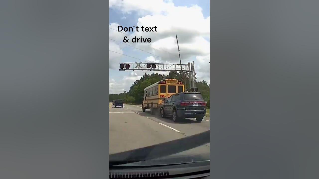 You shouldn´t text and drive #fail - YouTube
